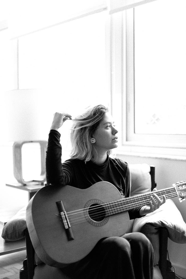 Maria Luiza Jobim transporta seu mundo para a música - ELLE Brasil