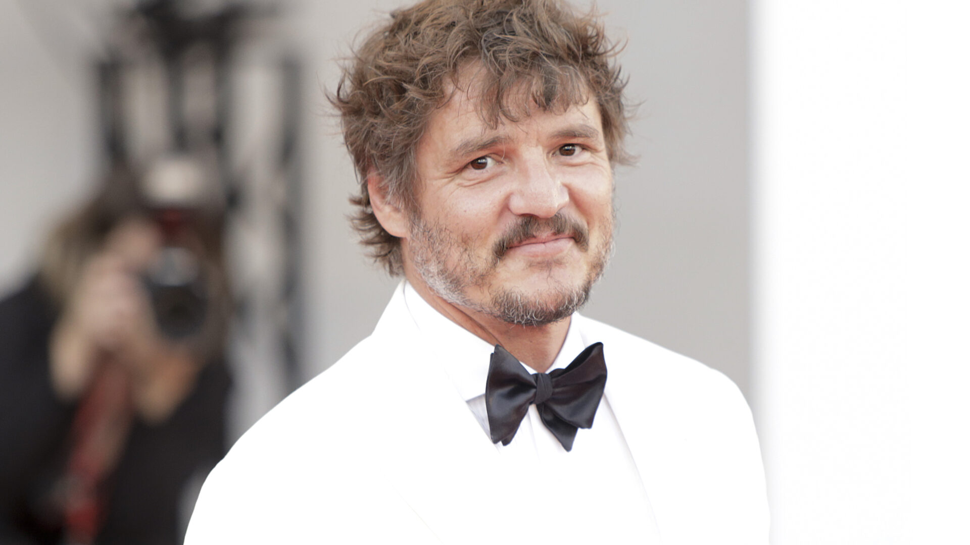 Quem é Pedro Pascal, o astro de "The last of us" - ELLE Brasil